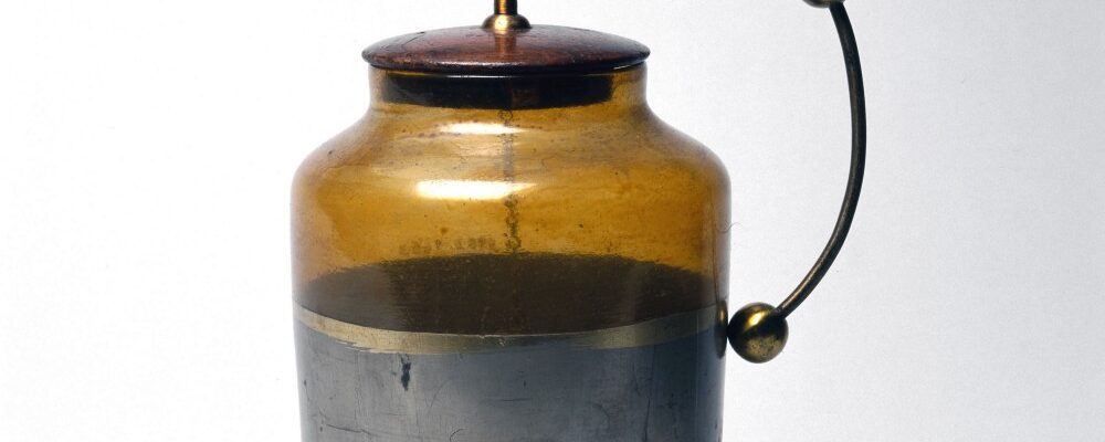 What Exactly Is Inside That Capacitor Inside Your Smartphone, Computer ...